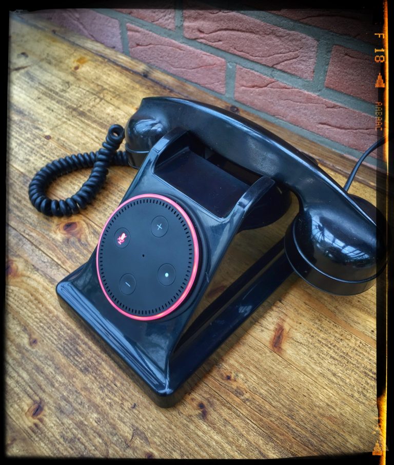 Amazon Alexa Echo Dot im Vintage-Telefon – teslapunk.de